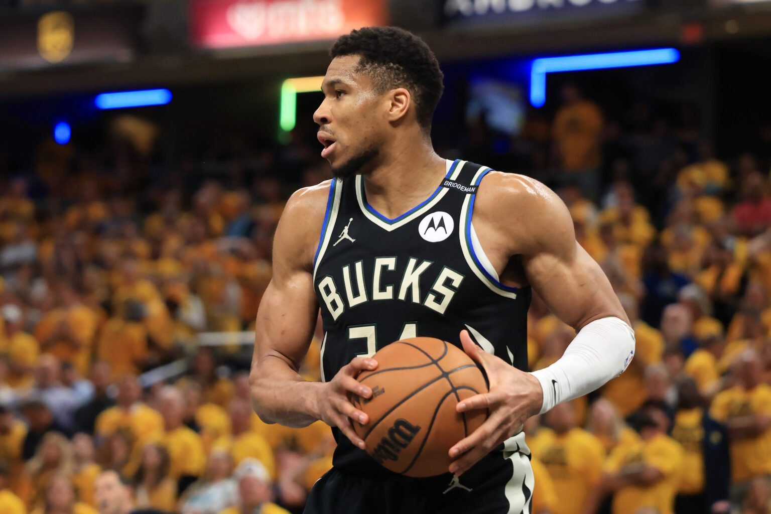 Giannis pidió a Bucks ser cambiado y está en conversaciones