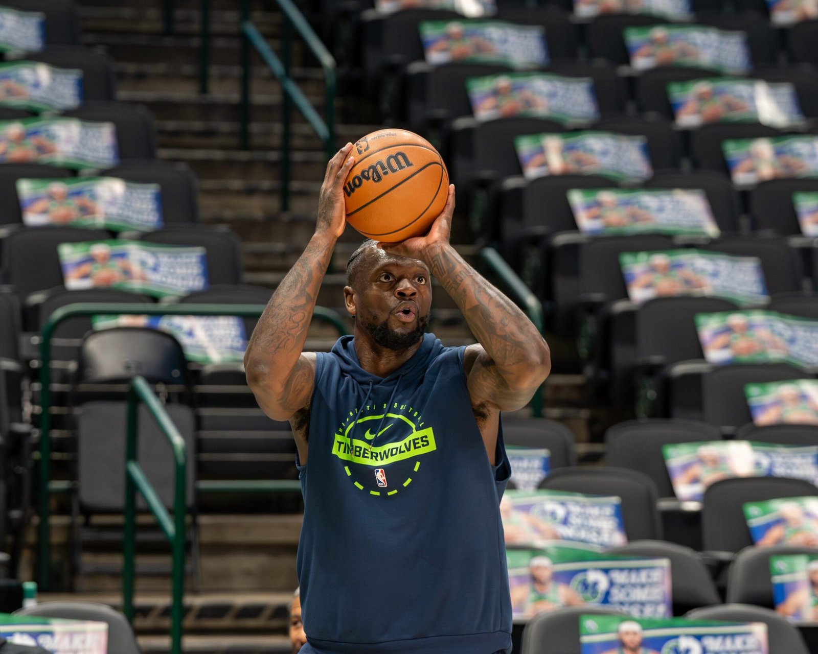 Timberwolves vencen a Dallas y se aferran a los puestos de playoffs ...